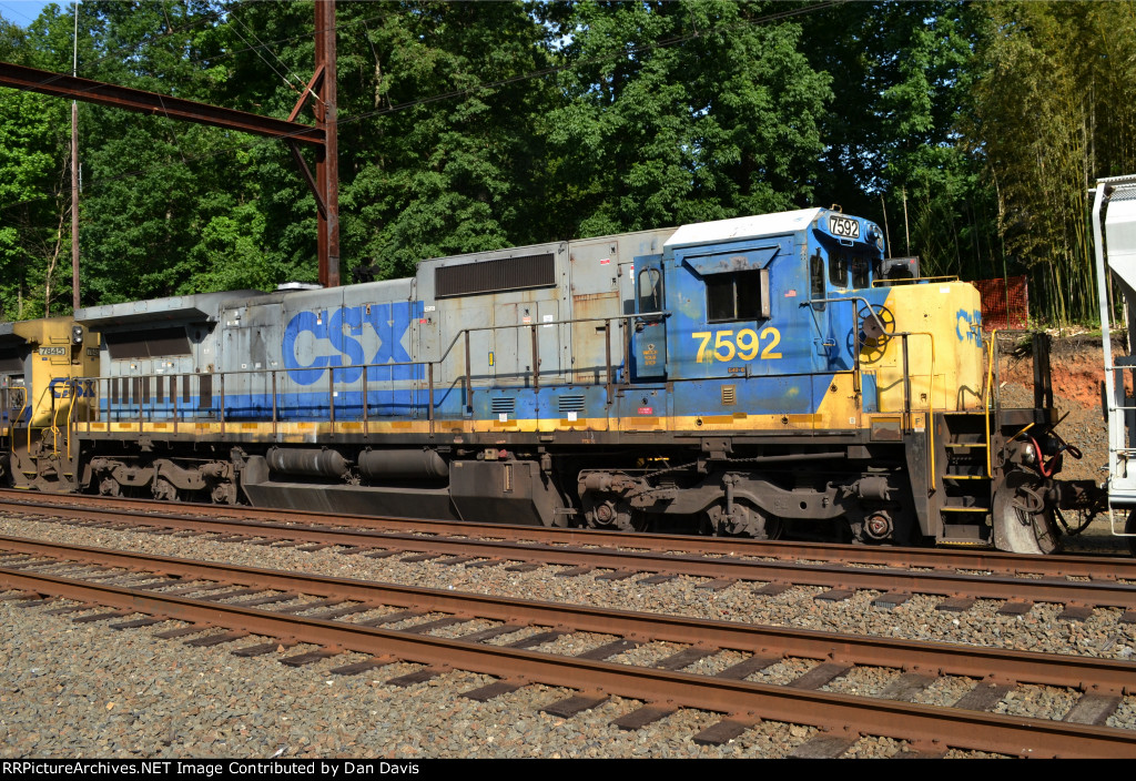CSX C40-8 7592 trails on Q300-05